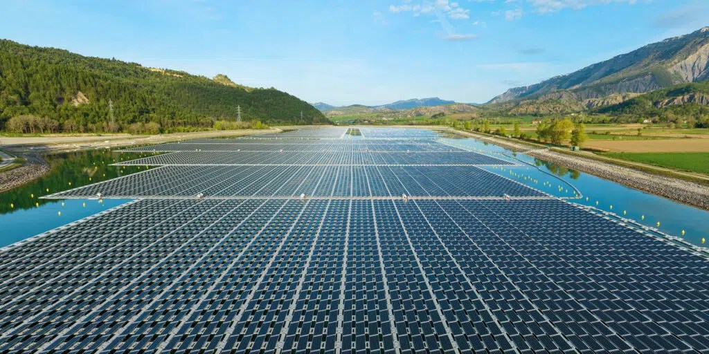 Visite de la centrale photovoltaïque flottante de Lazer